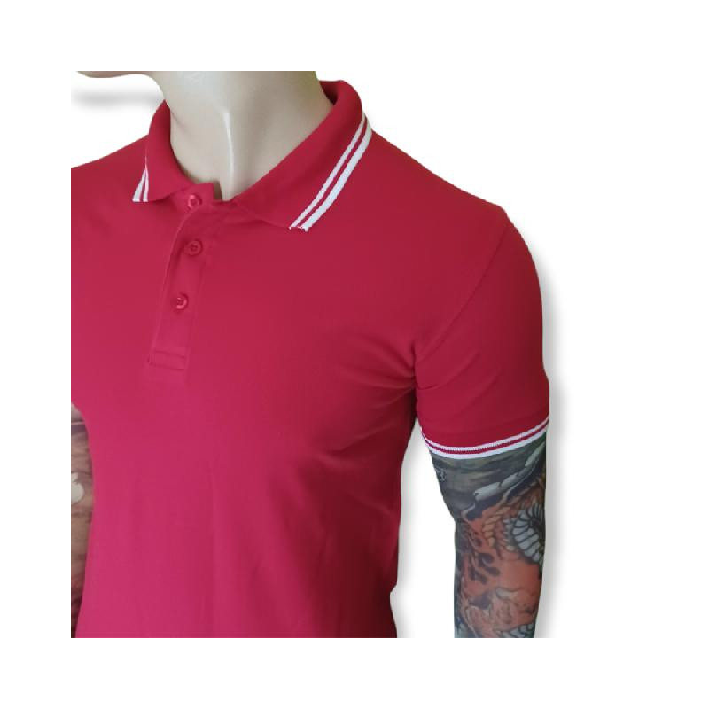 Polo rojo con rayas blancas